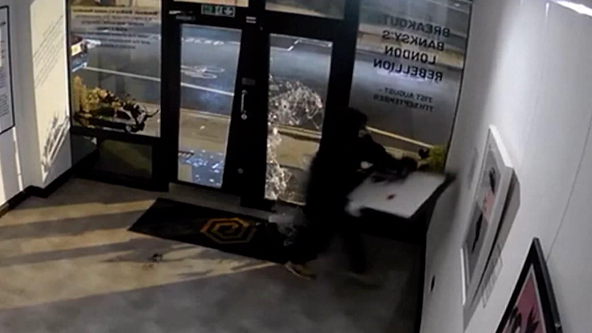 「わずか9秒」ガラス扉破りバンクシー作品盗む一部始終…男に禁錮1年1カ月の判決 5400万円相当の作品は無事回収（FNNプライムオンライン）｜dメニューニュース（NTTドコモ）